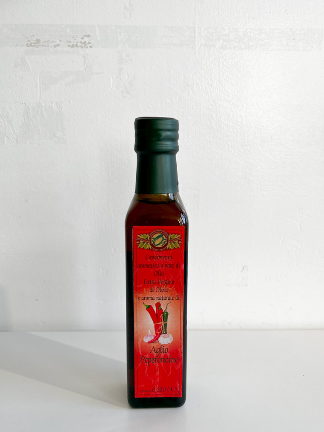 唐辛子・ニンニク入り EXV. オリーブオイル ジュリエッタ 250ml ベローナ・イタリア産 (Italian Exv Olive oile chili pepper & garlic ...