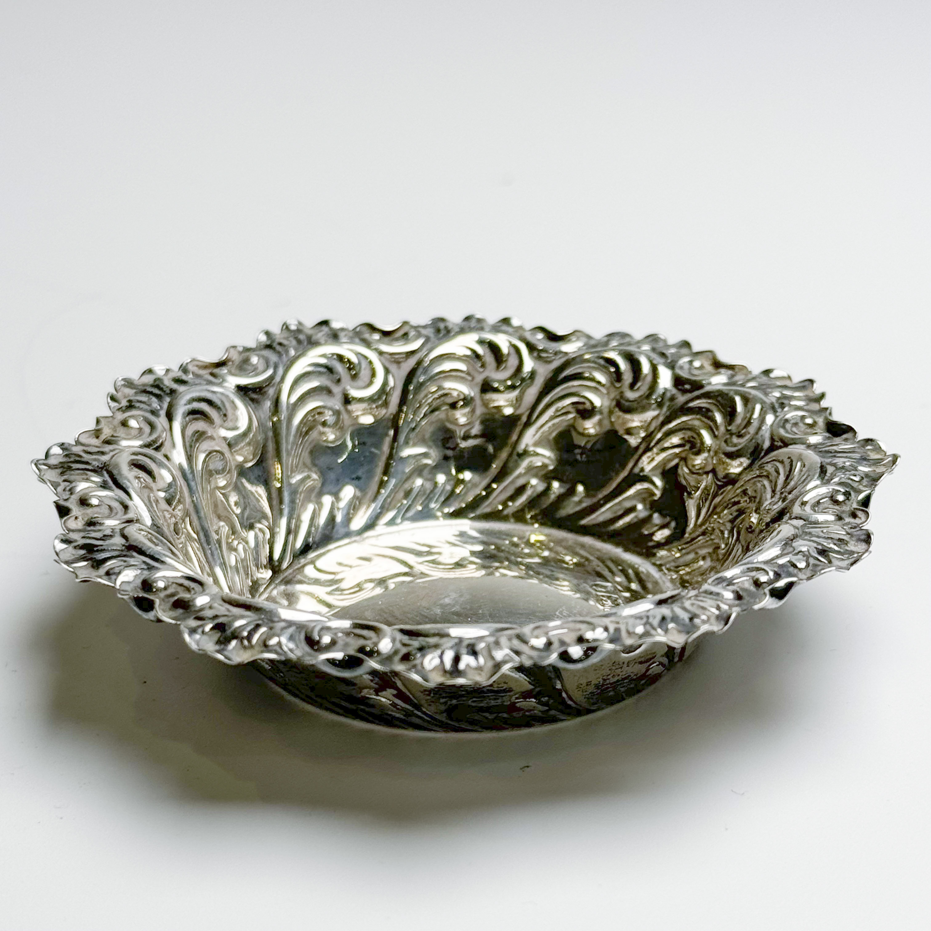 イギリス 1870年代 シルバー ボンボンディッシュ EC-07958