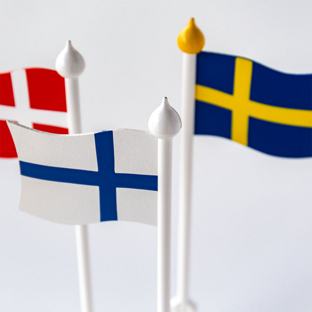 Larssons Tra ラッセントレー｜北欧の国旗 H32cm COMFOTA 北欧雑貨店