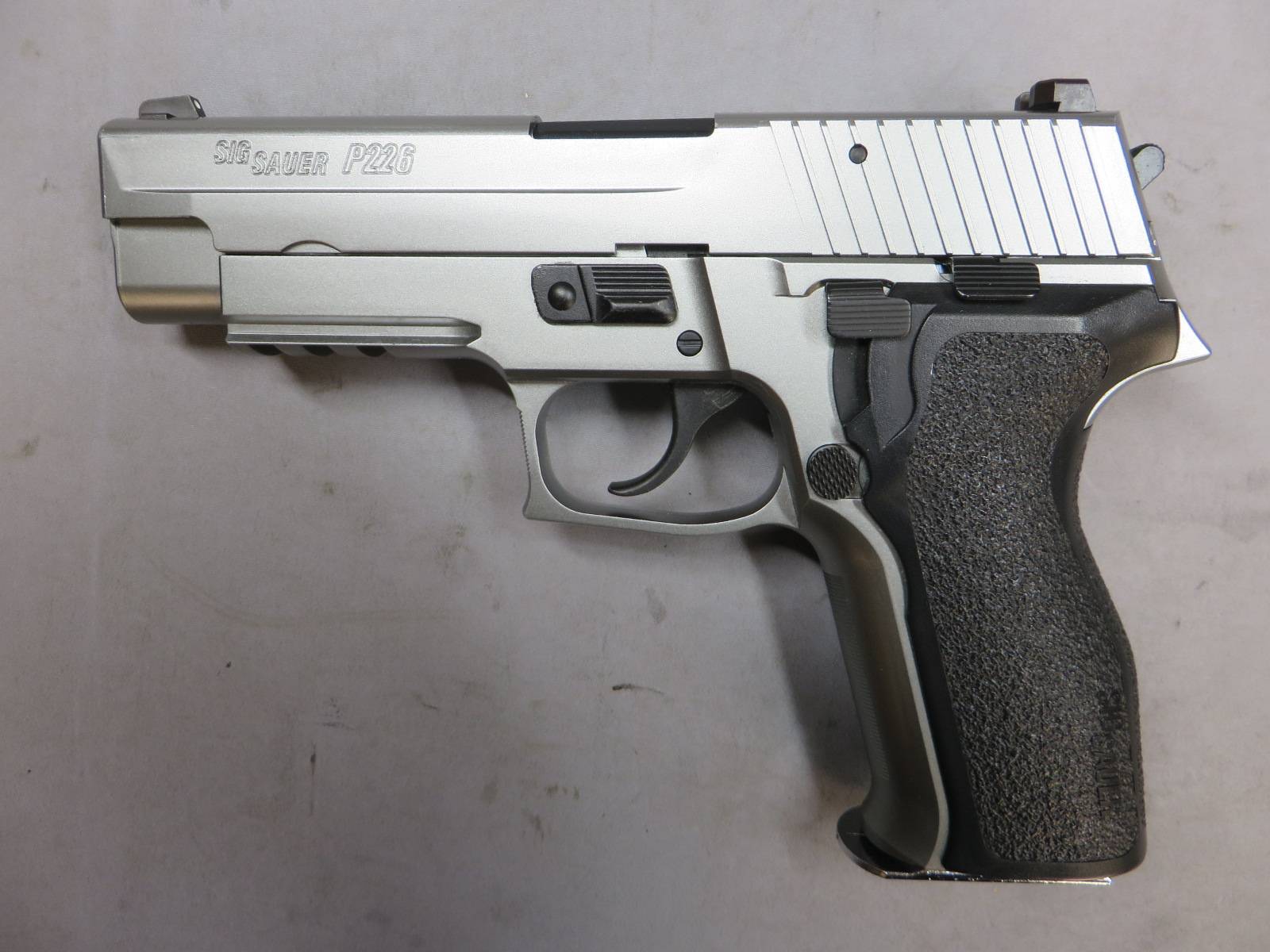 【東京マルイ】SIG SAUER P226 E2 ステンレスモデル