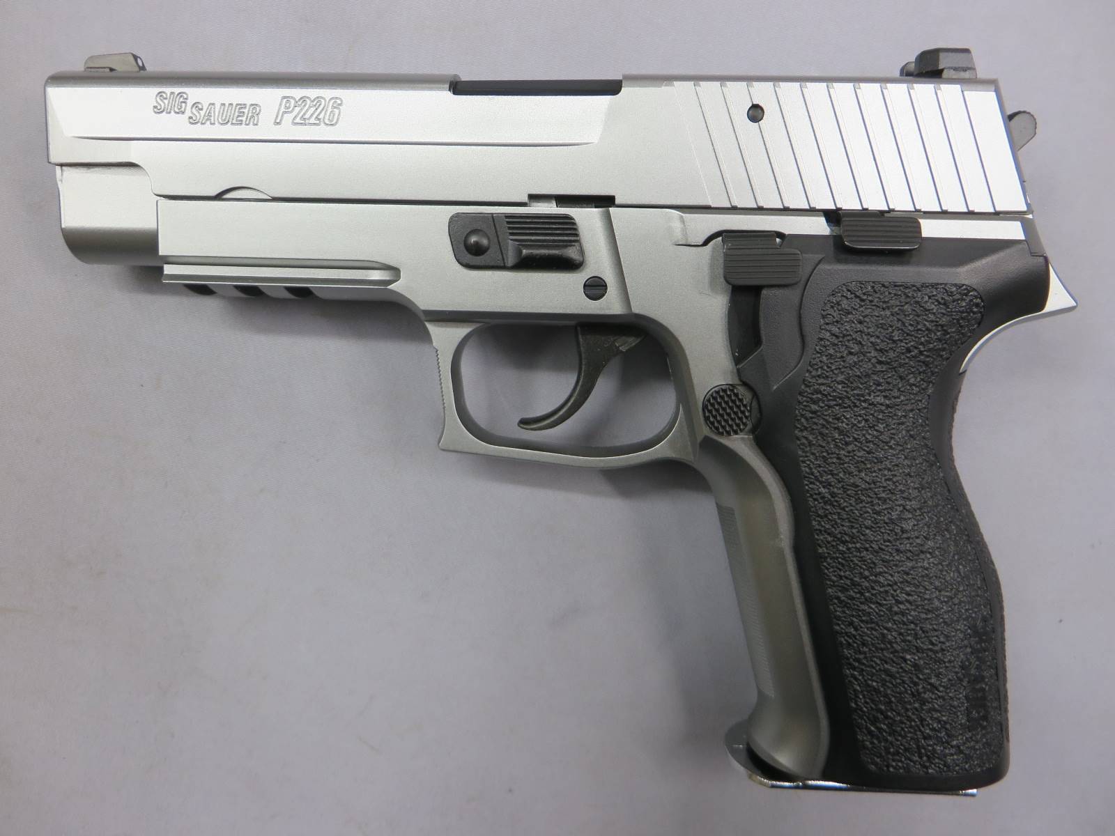 【東京マルイ】SIG SAUER P226 E2 ステンレスモデル