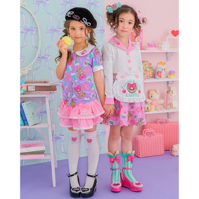 アースマジック EARTHMAGIC Cafe総柄エプロン付きワンピース ペールピンク ラベンダー マフィー 刺繍