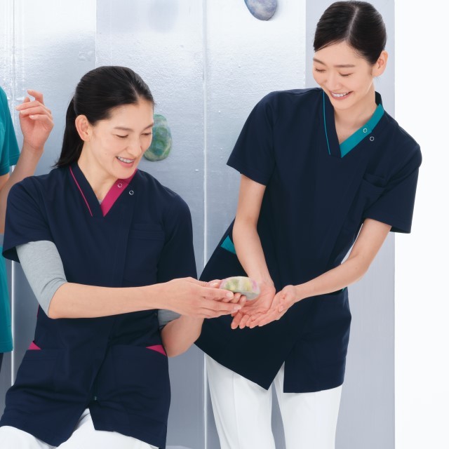 RF5122 ナガイレーベン ナースウェア スクラブ 女性用 半袖 PHSポケット 接触冷感素材 ストレッチ 吸水 防汚 業務用洗濯可 形態 ...