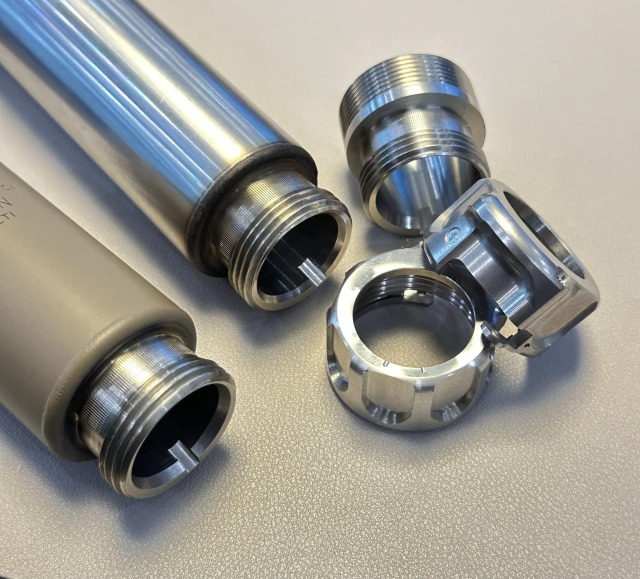 BJ tac SF SOCOM RC2タイプ サプレッサー(ステンレス溶接工程)