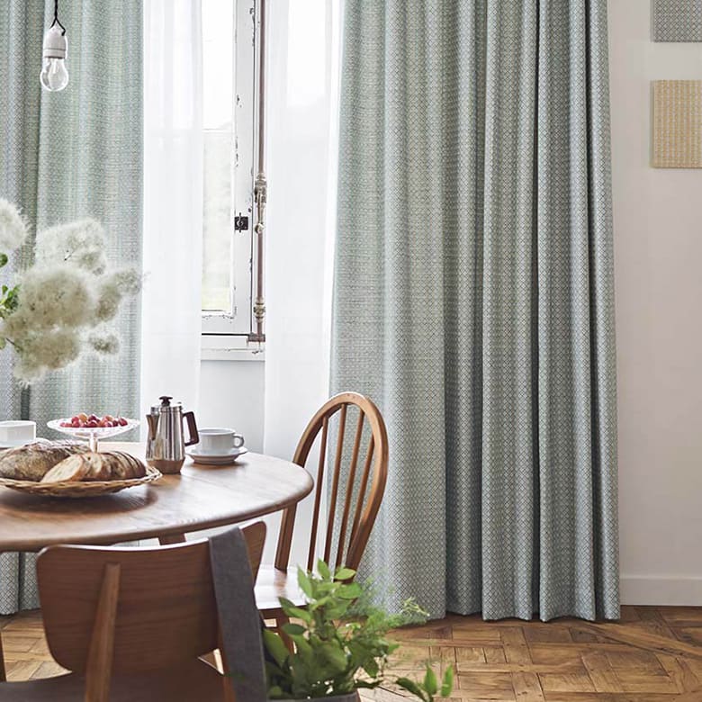 大人カジュアルな北欧風の配色 ドレープカーテン hino