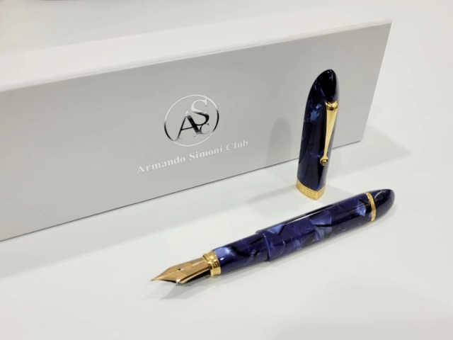アルマンドシモーニクラブ 限定生産品 トリアンゴロ ブルー・ラ・ロイヤル セルロイド ゴールドトリム 万年筆 ASC Triangolo ...