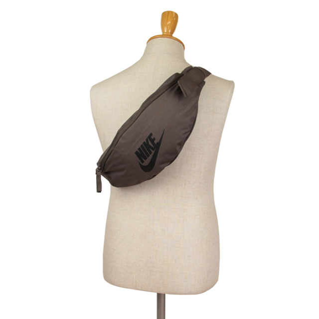 NIKE ナイキ ヘリテージ ウエストパック アイアンストーン DB0490-004