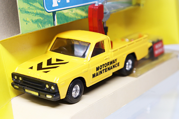 ミニカーショップ ケンボックス 外国モデル★413★マツダB1600 Pick-up Motorway maintenance truck ...