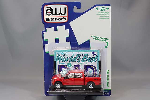 オートワールド 1/64 World Best Dad 2018 フォード F-150 ラリアット ピックアップ レッド トレーディングカード付
