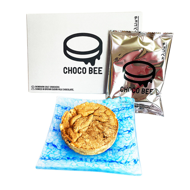 沖縄 お土産 お菓子 おやつ チョコ 塩せんべい 黒糖ミルクチョコ 甘い 塩味 しっとり サクサク CHOCO BEE チョコべぇ 2枚入