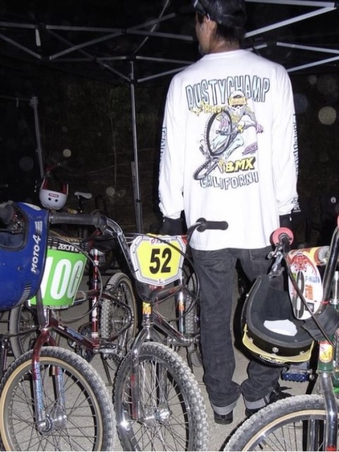 DUSTYCHAMP 「DUSTYCHAMP x Damian Fulton L/S Tee」 プリントロングスリーブティーシャツ