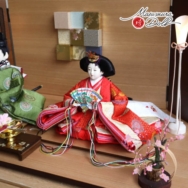 伝統工芸士・清水光雲監修 春光作 35号 十番 正絹西陣織有職雛 ここのえ屏風 コードレス燭台 竹細工紅白梅 ブラウン盃飾 ナチュラル杉製平台 ...