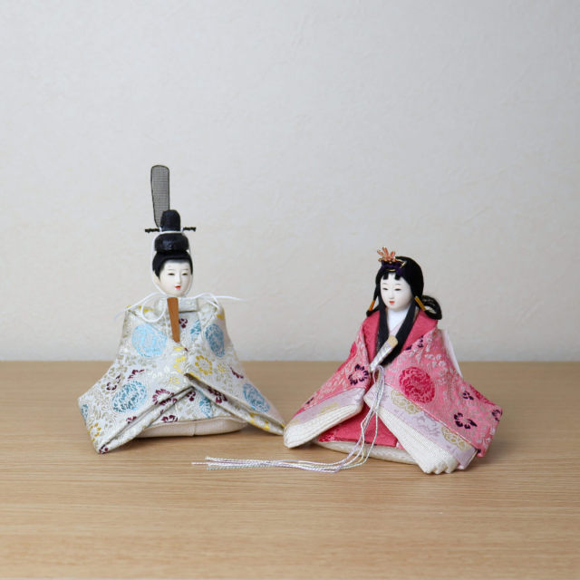 【選べる文字色2色】ジャガード刺繍名前旗 こいのぼり型ホワイトバージョン 国産アイボリー塗りスタンド 10001239 ひな人形 五月人形の増村人形店