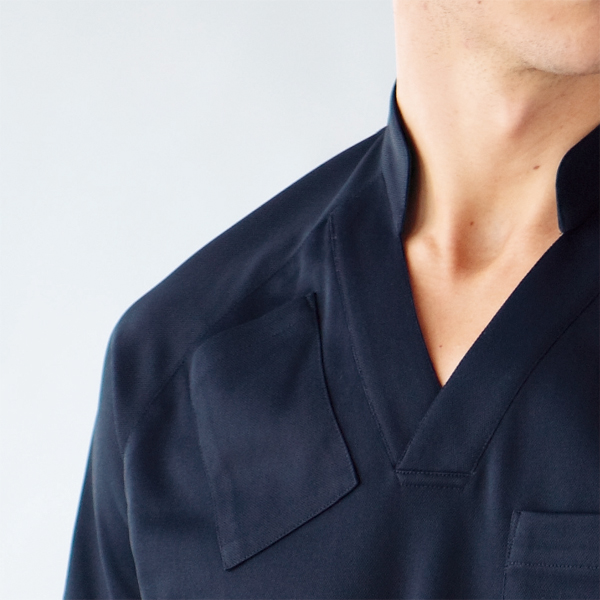 [カゼン] KAZEN 【スポーツニット素材の新型スクラブ白衣】 男女兼用 スクラブ 134-55 （ダークネイビー）＜廃番予定品＞ メディカルウェアジャパン