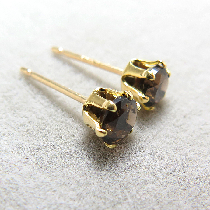 14kgf/4mmラウンド6本爪・スタッドピアス（立て爪ピアス）・天然石（スモーキークオーツ）「ゴールドフィルド」（1ペア）