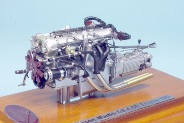 CMC 1/18 アストン マーチン DB4 GT ザガート 1961 直列6気筒エンジン ディスプレイケース付 M-133 ミニカーショップ ロム