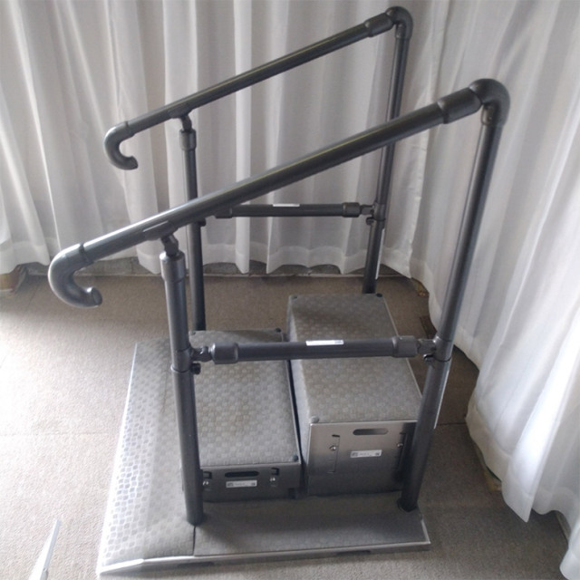 【中古 玄関手すり Aランク 】矢崎化工 たちあっぷ540 CKH-01（両手すり+ステップ台2段） (OTYZ134-A)