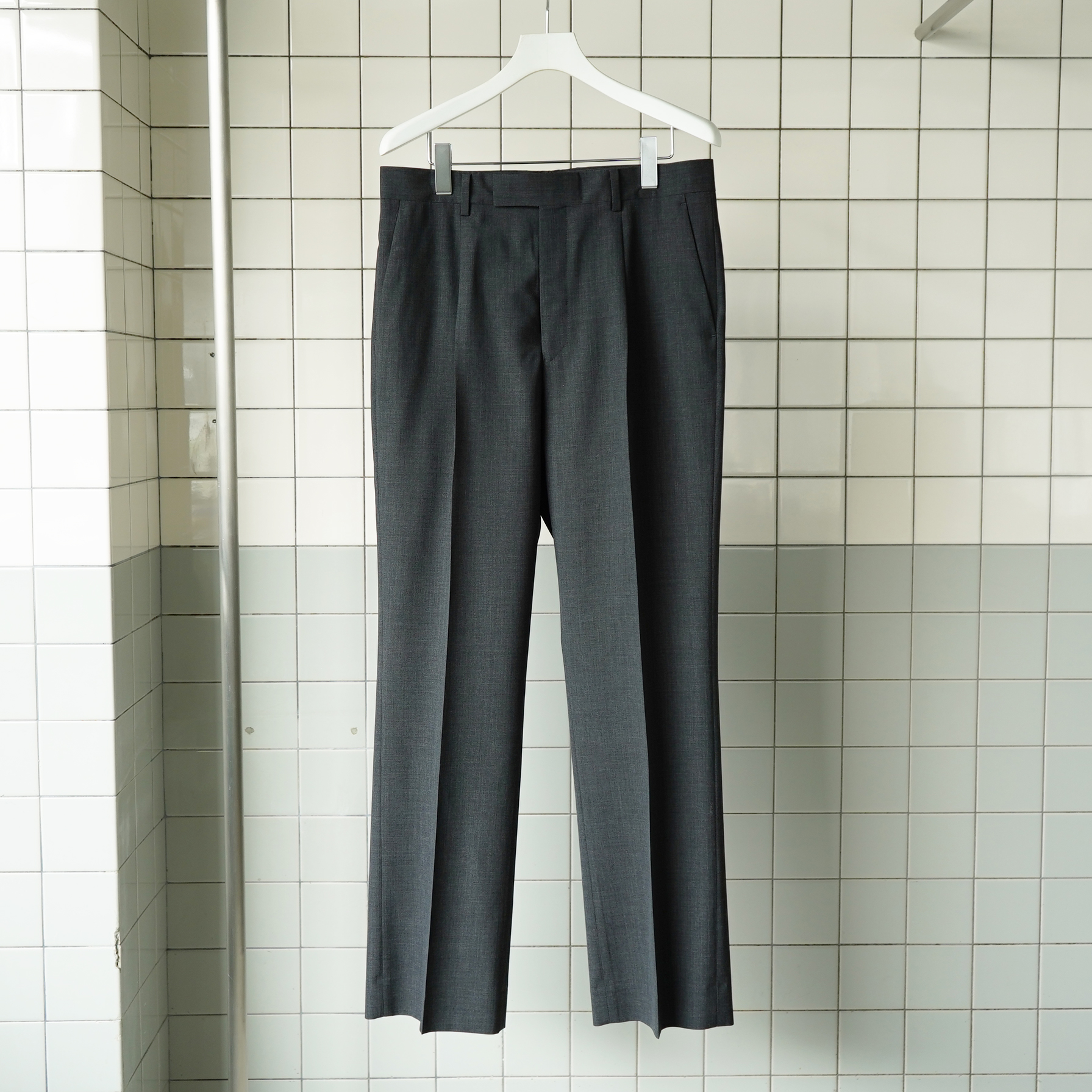 AURALEE SUPER FINE TROPICAL WOOL SLACKS TOP CHARCOAL