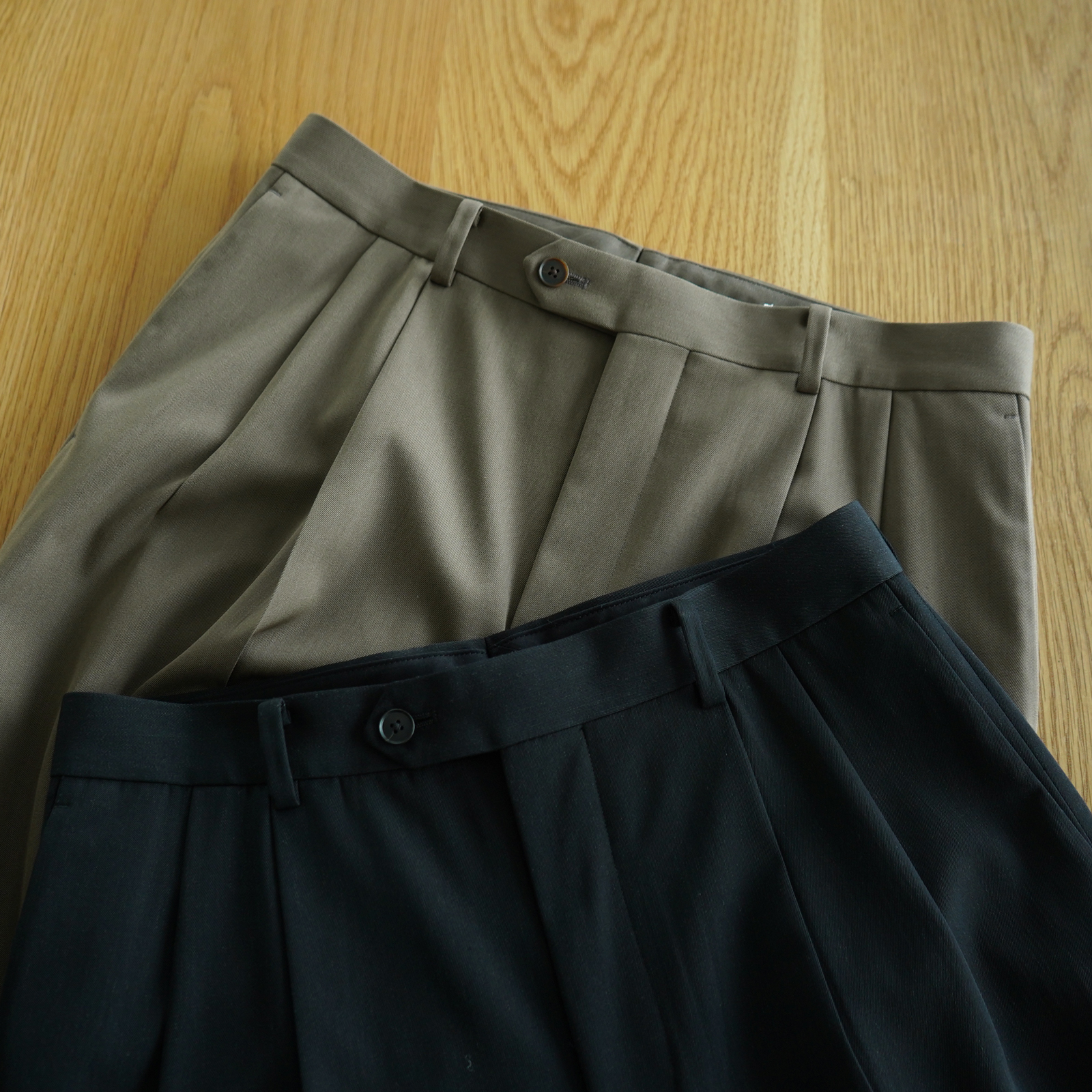 AURALEE LIGHT WOOL MAX GABARDINE TWO-TUCK SLACKS