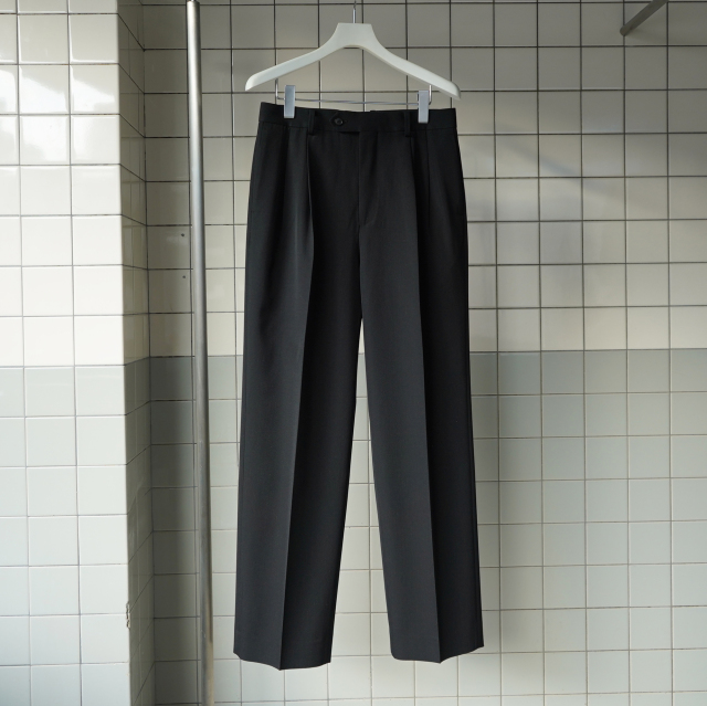 AURALEE LIGHT WOOL MAX GABARDINE TWO-TUCK SLACKS TOP BLACK