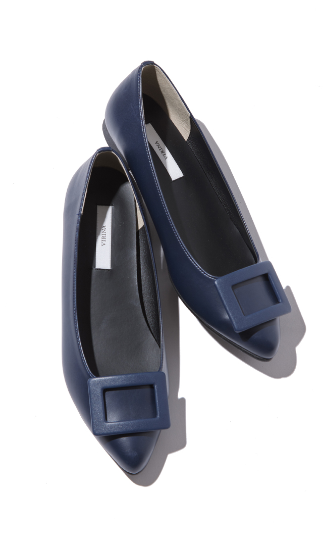 足元をシックに引き立てるスクエアバックルが魅力的な